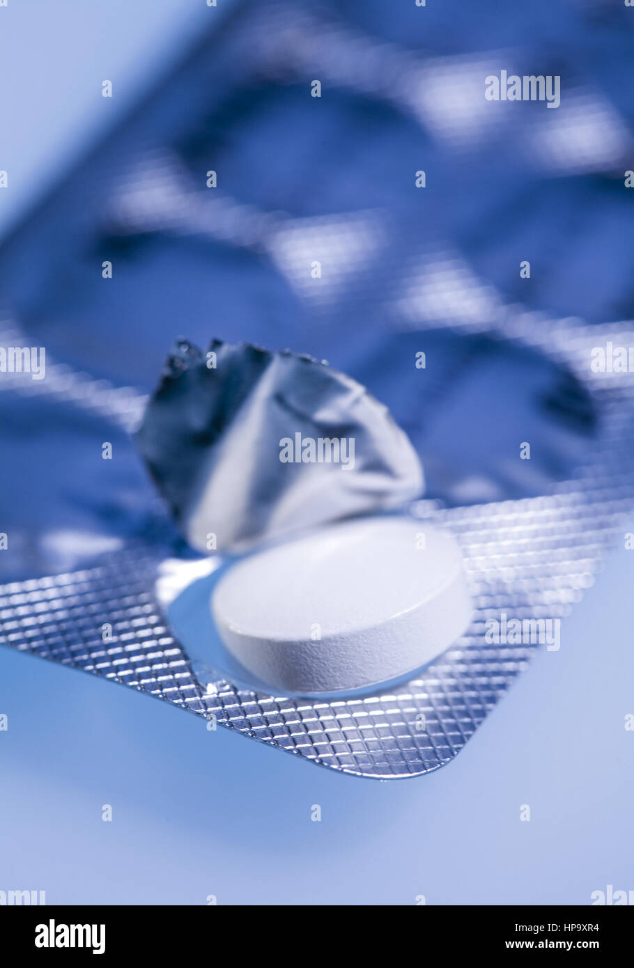 Tablette in offener Blisterverpackung Stock Photo - Alamy