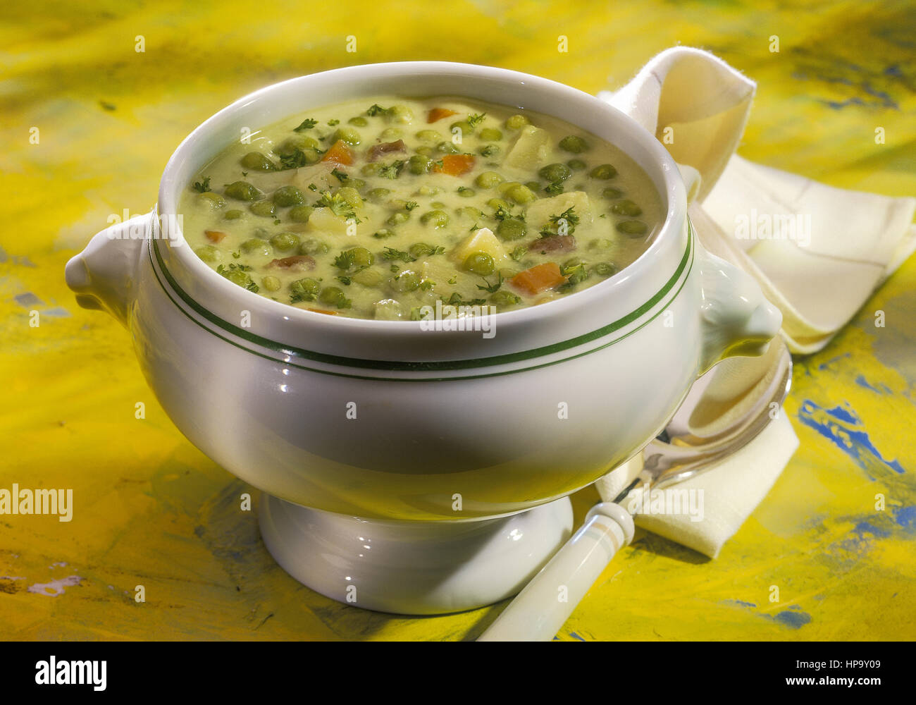 Erbsensuppe in Suppenterrine Stock Photo - Alamy