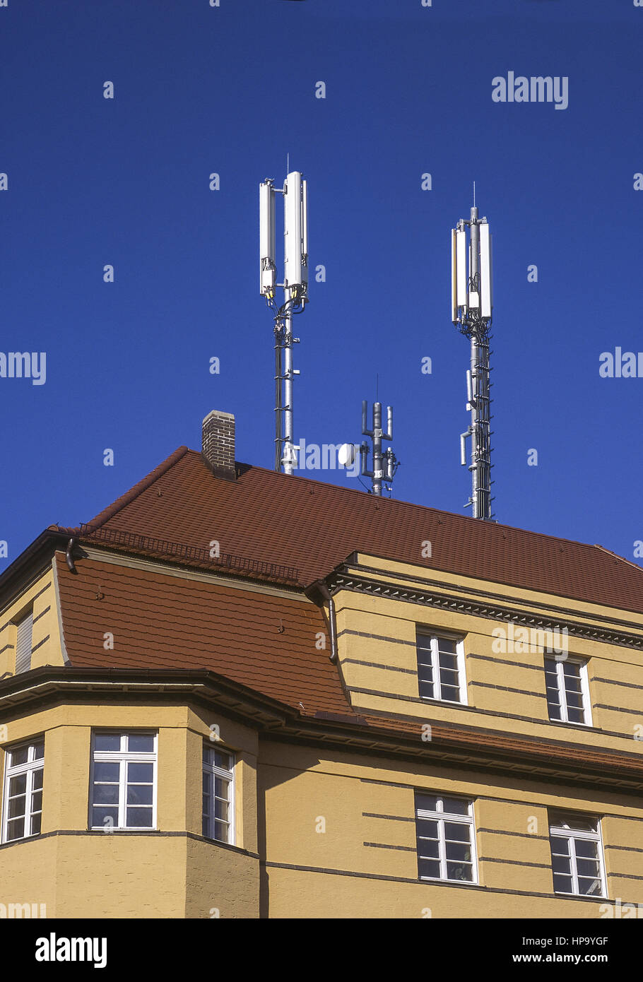 Mobilfunkantennen auf Hausdach Stock Photo - Alamy