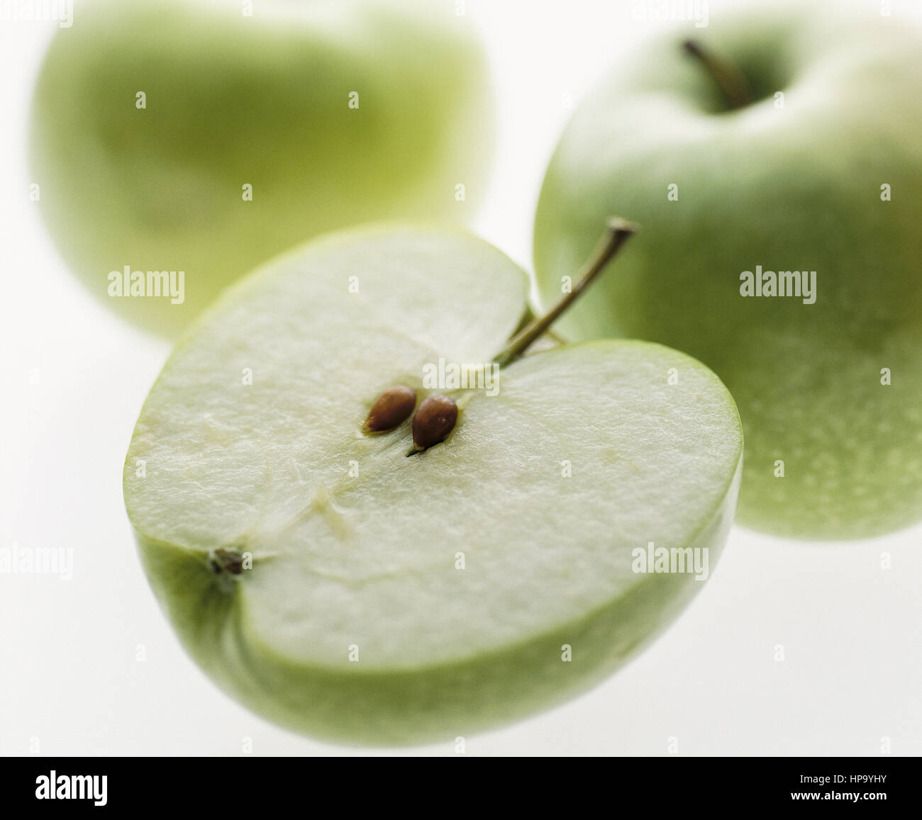 Gruener Apfel, halbiert Stock Photo - Alamy