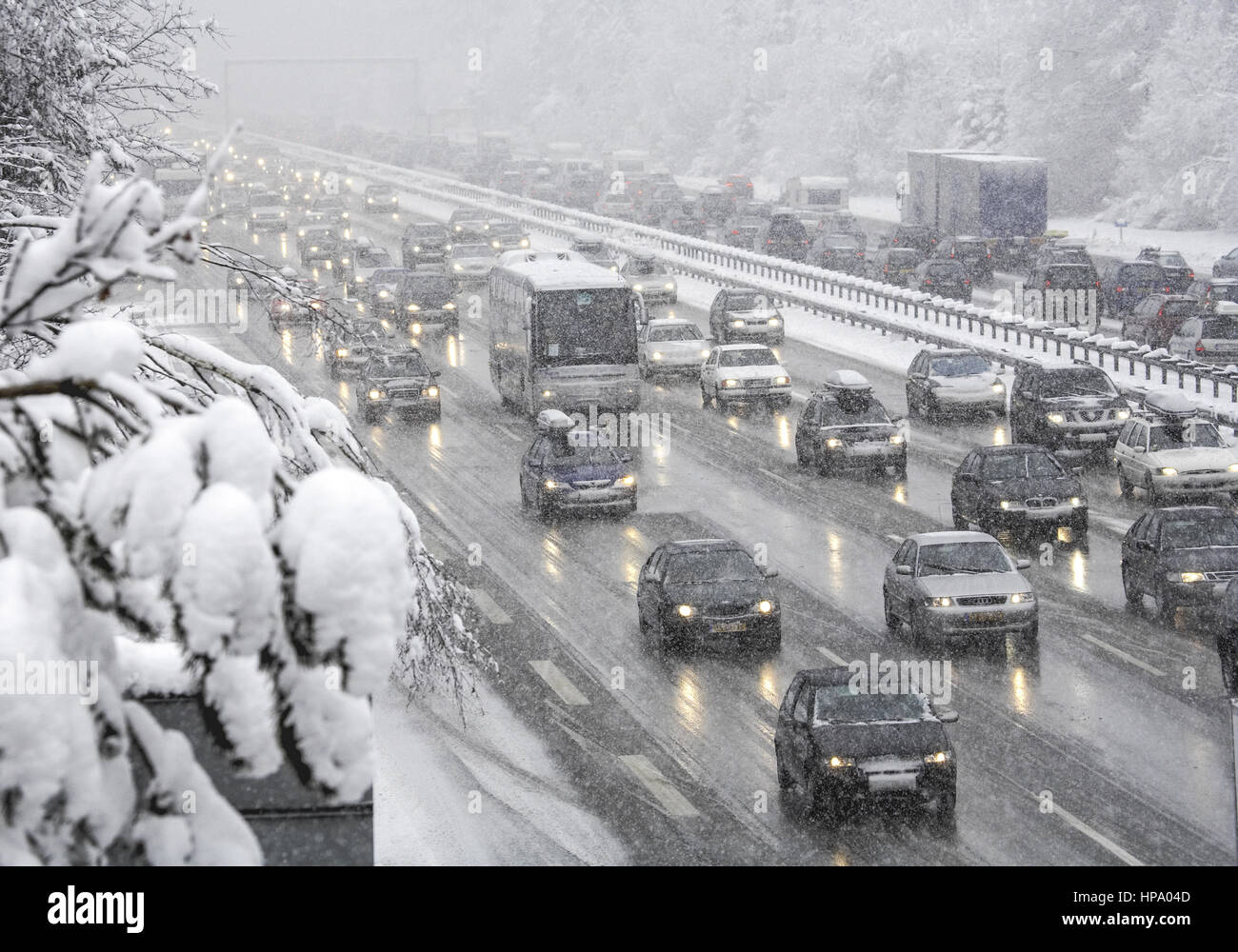 Stau auf Autobahn bei Schneefall im Winter Stock Photo - Alamy