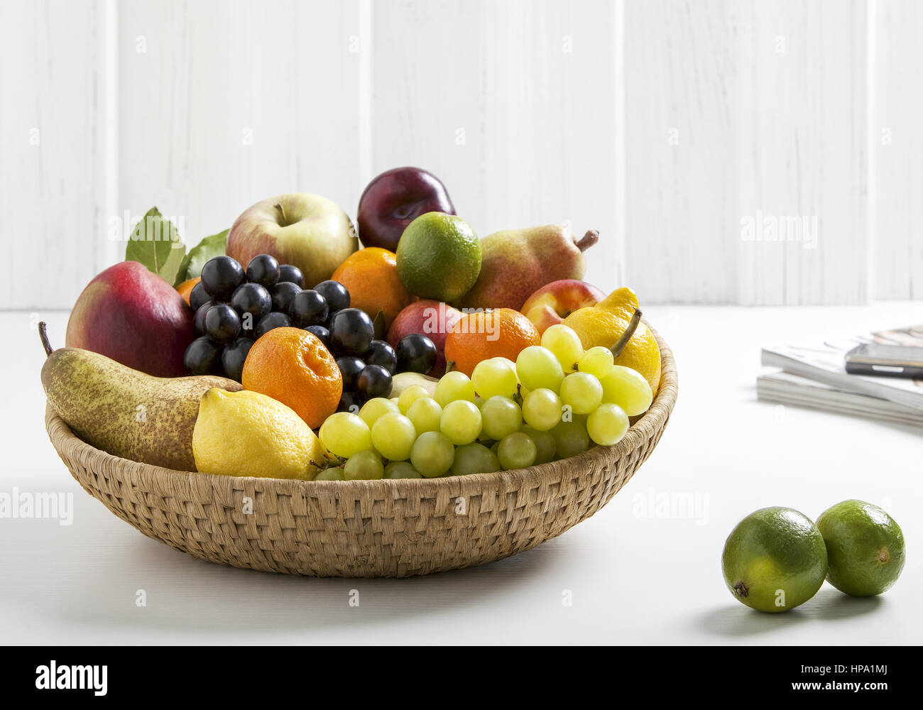 Obstkorb mit verschiedenen Fruechten Stock Photo - Alamy
