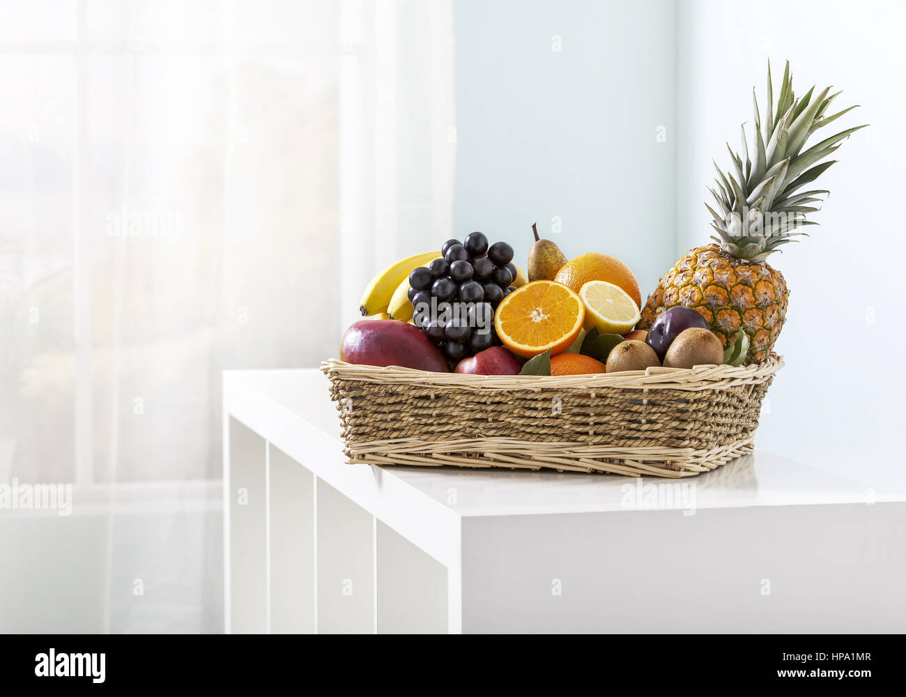 Obstkorb mit verschiedenen Fruechten Stock Photo - Alamy