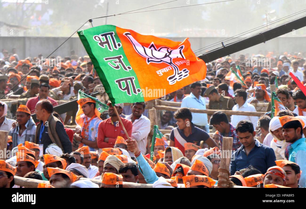 Allahabad, India. 20th Feb, 2017. People attend the election campaign ...