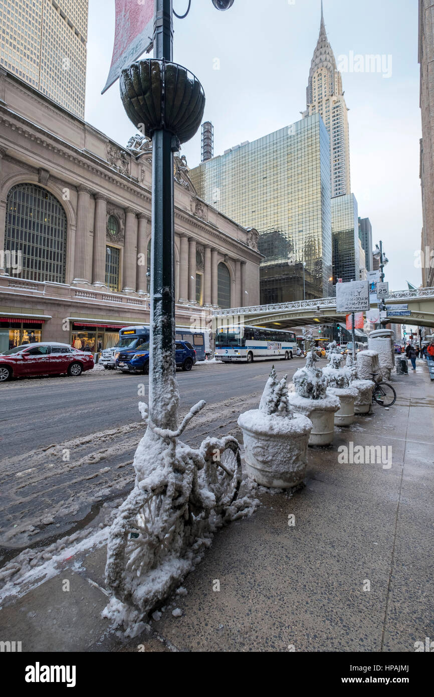 bike, snow, blizzard, Chrysler Building Stock Photo - Alamy