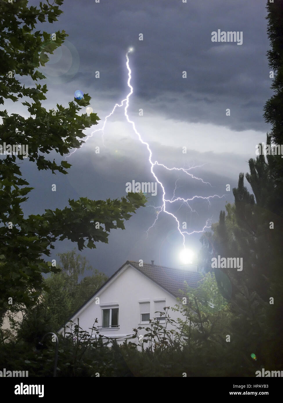 Blitz schlaegt in Haus ein Stock Photo - Alamy