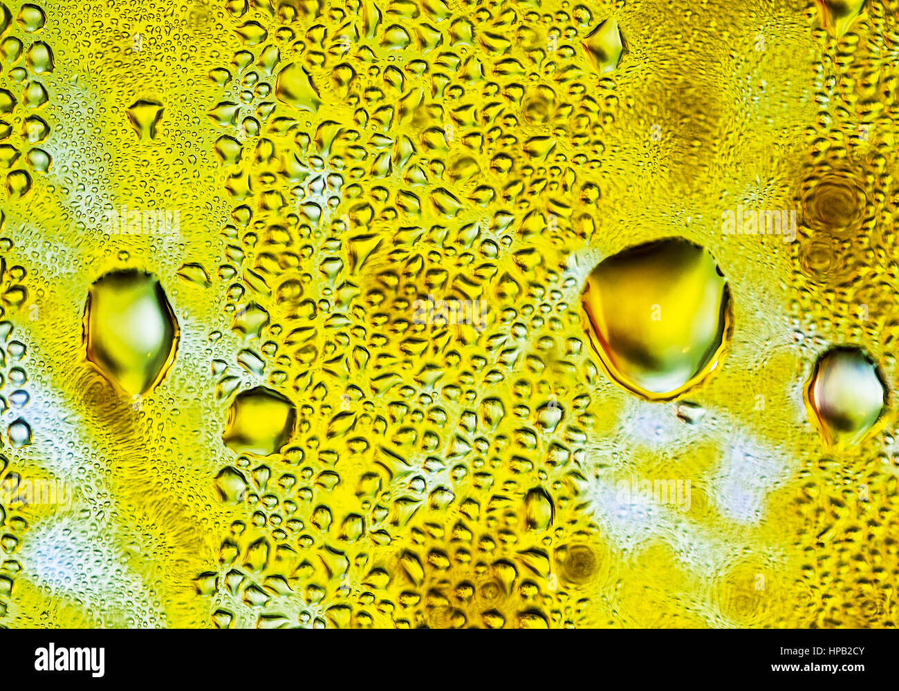 Grosse und kleine Wassertropfen Stock Photo - Alamy