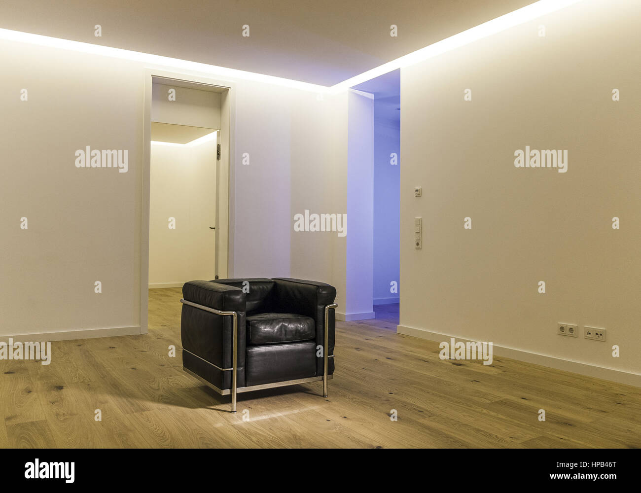 Leerer Raum mit einem Sessel Stock Photo - Alamy