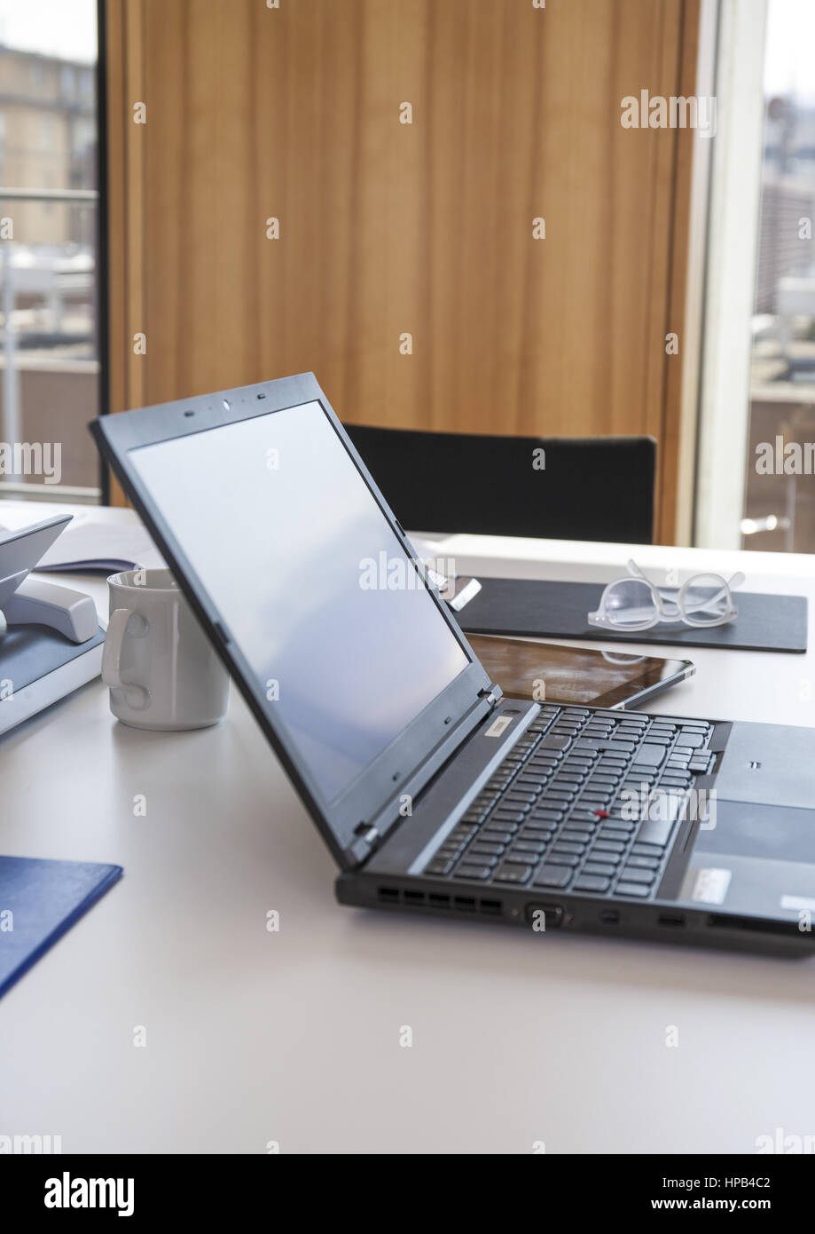 Laptop auf Schreibttisch Stock Photo - Alamy