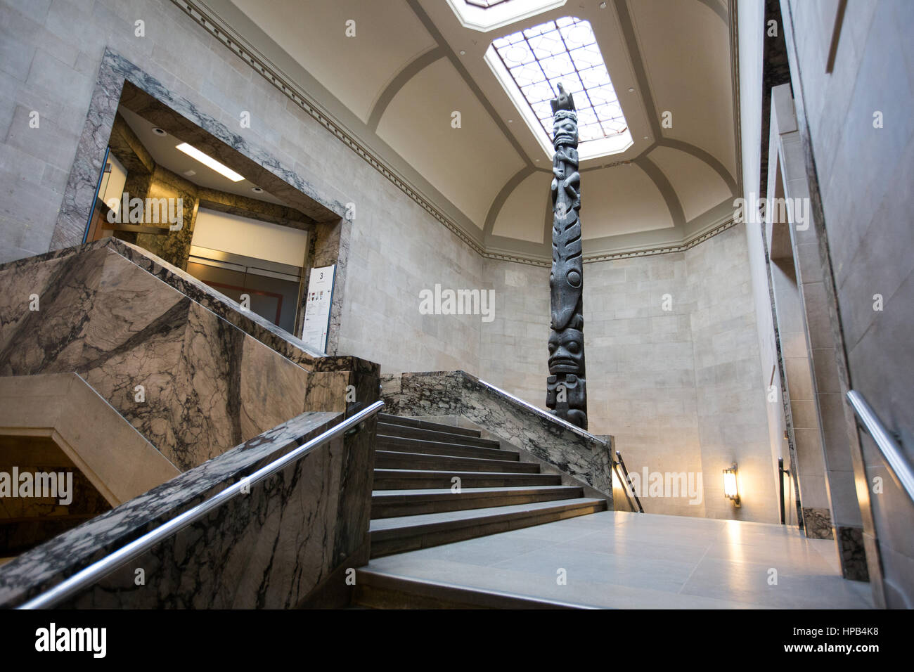 Totem pole inside Toronto Royal Ontario Museum Stock Photo - Alamy