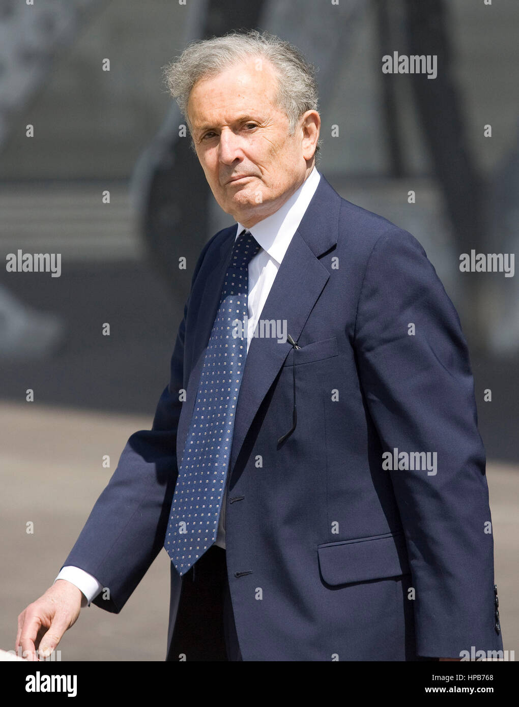 Entertainment lawyer Bert Fields, a witness in the Anthony Pellicano ...