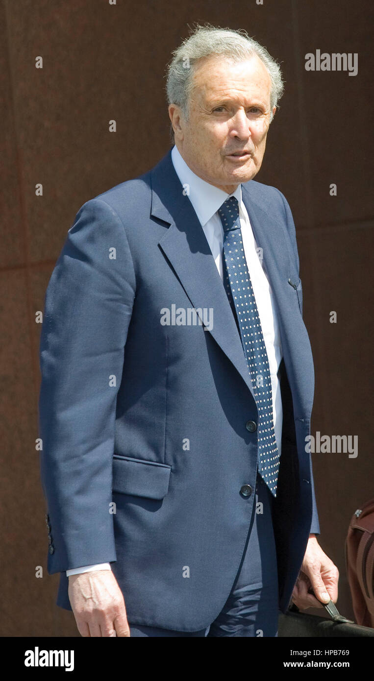 Entertainment lawyer Bert Fields, a witness in the Anthony Pellicano ...