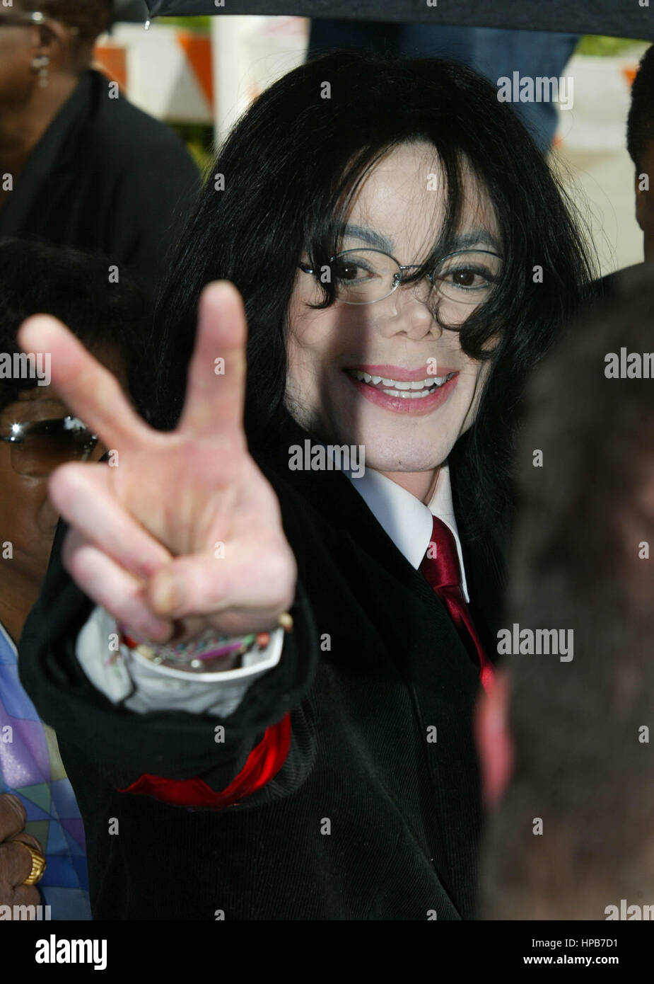 Pop idol Michael Jackson leaves the Santa Maria Courthouse in Santa ...
