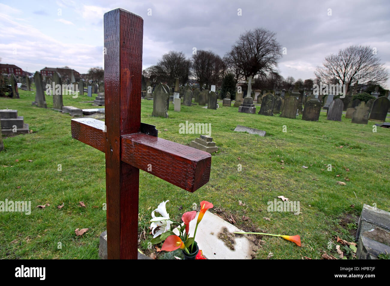 A wooden cross in a graveyard Stock Photo - Alamy