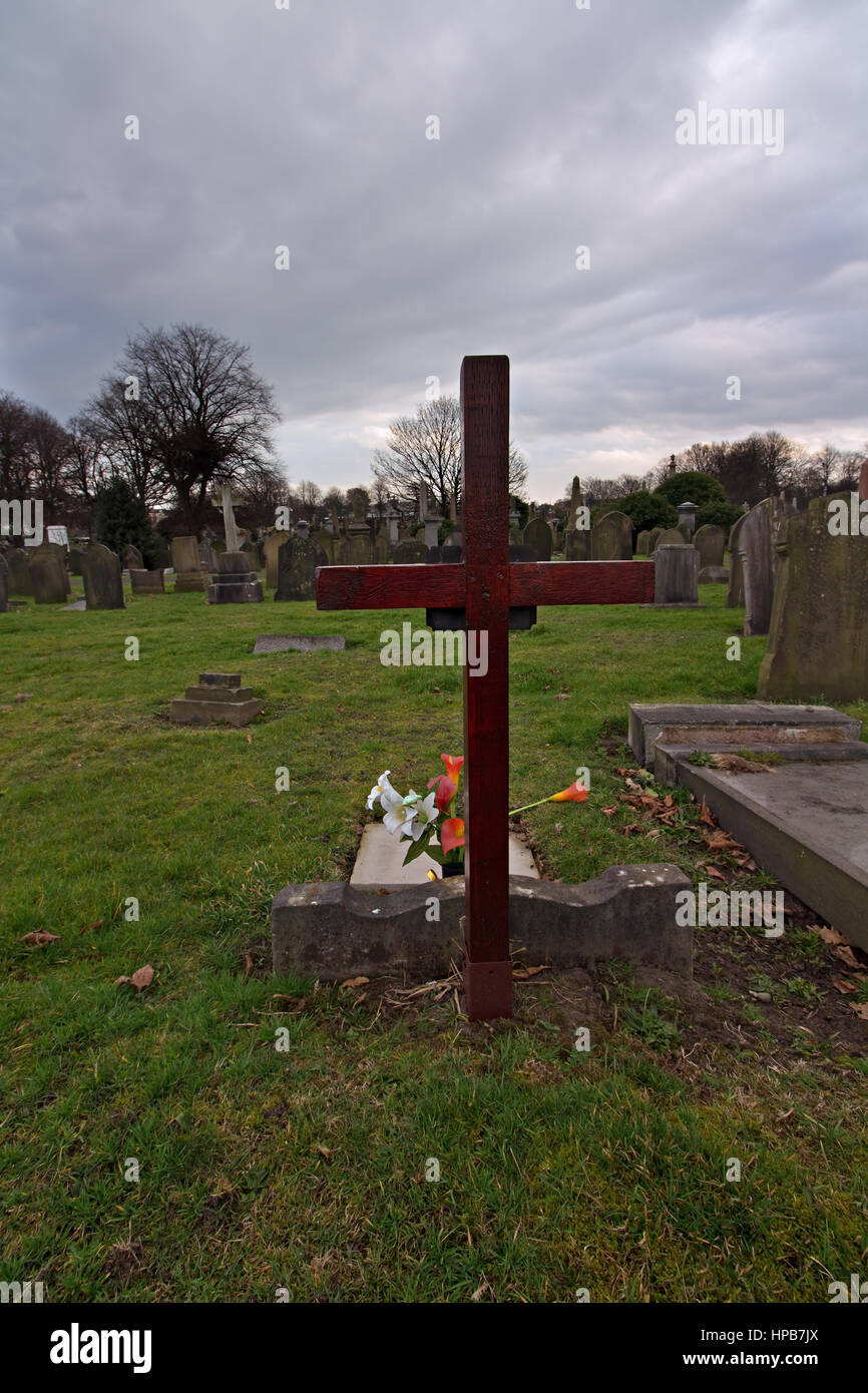A wooden cross in a graveyard Stock Photo - Alamy