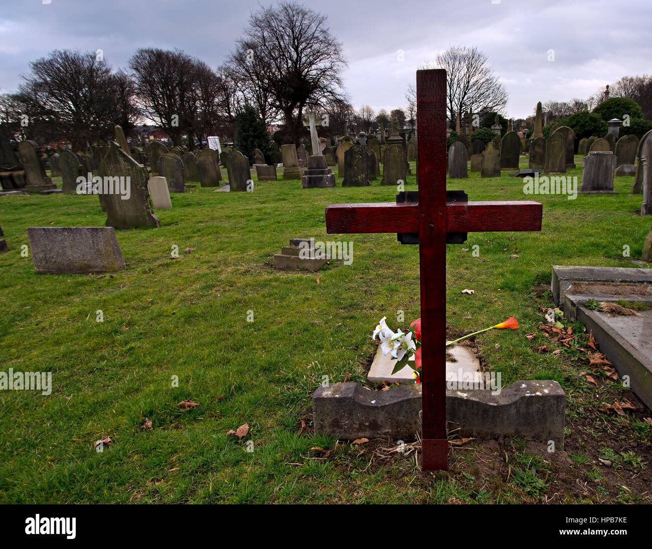 A wooden cross in a graveyard Stock Photo - Alamy