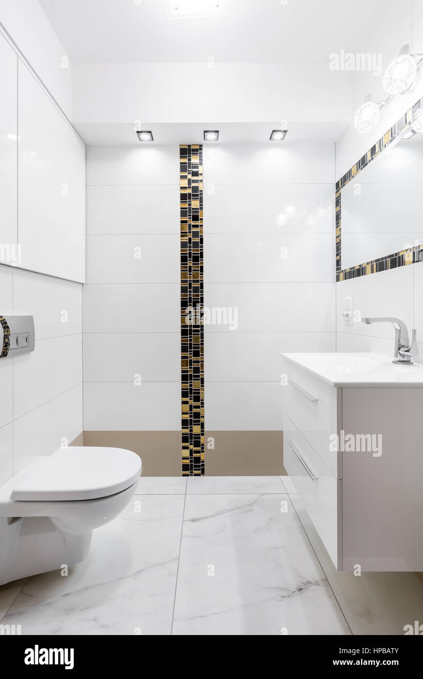 White rectangular bathroom tiles hi-res stock photography and images ...