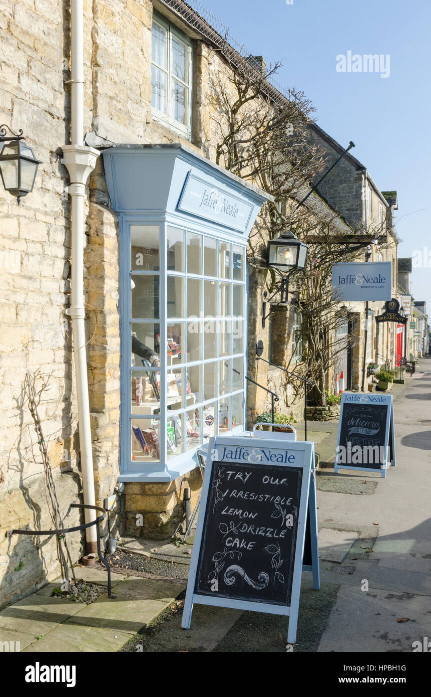 Row of shops hi-res stock photography and images - Alamy