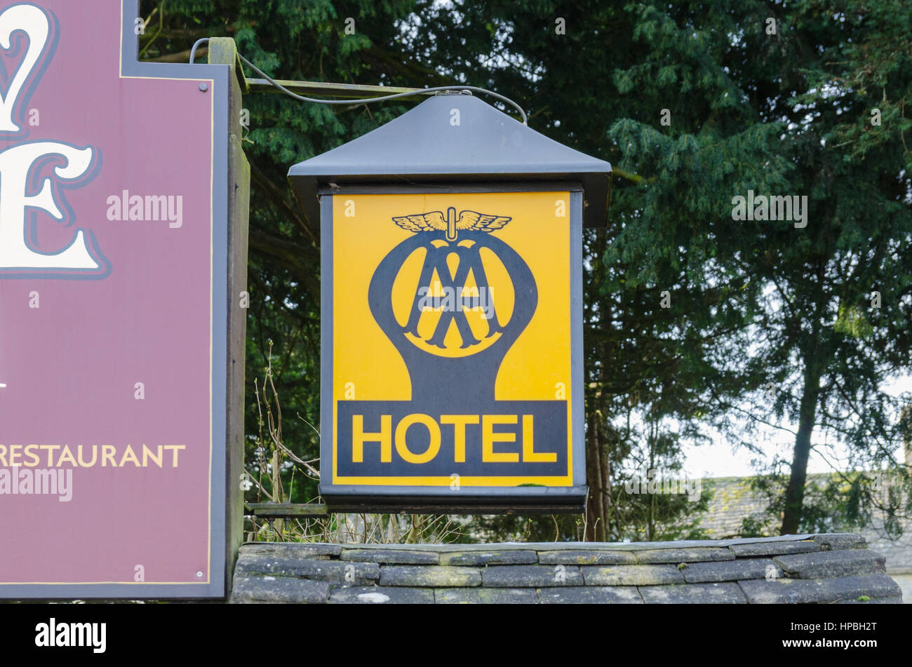 Old fashioned hotel sign hi-res stock photography and images - Alamy