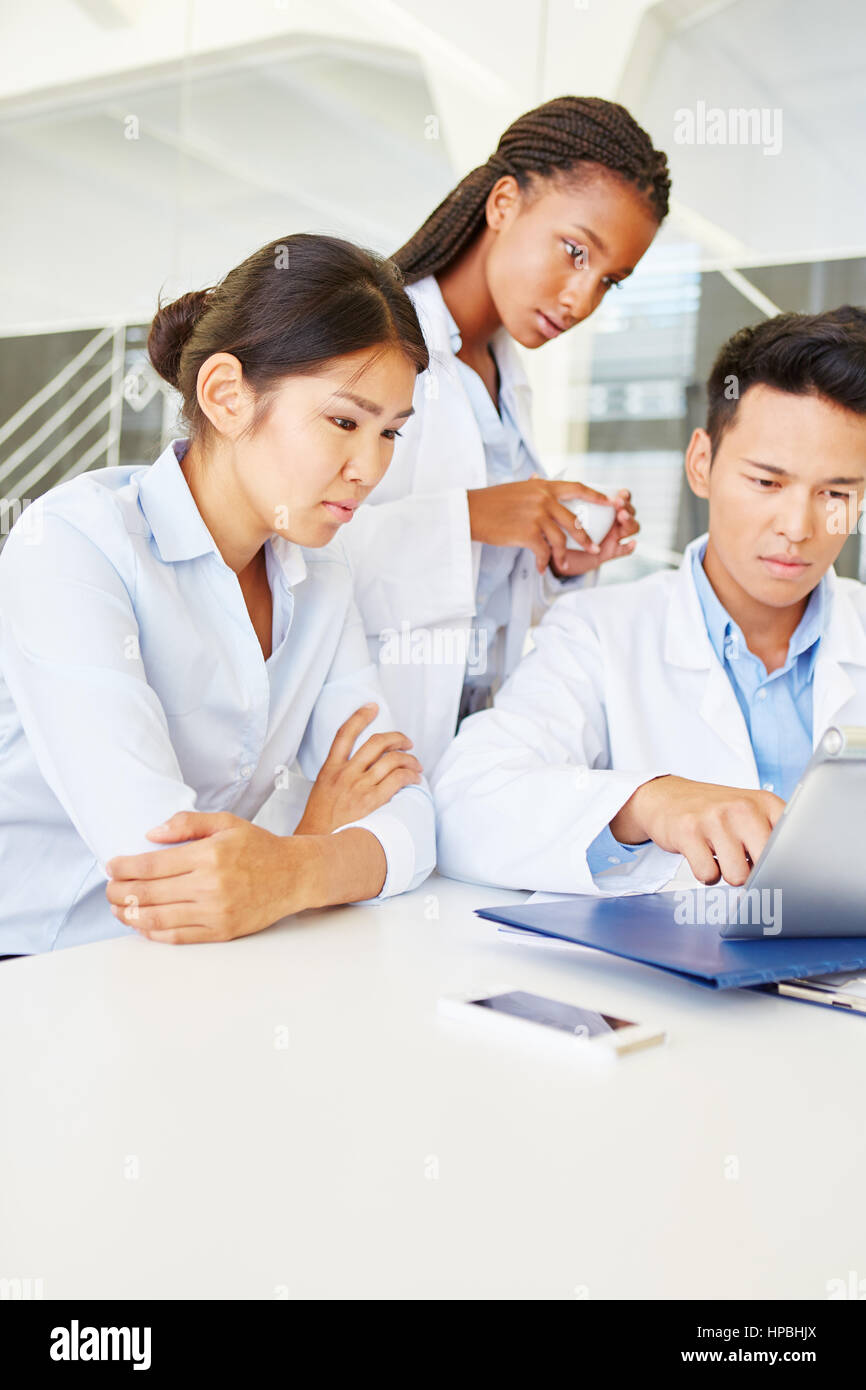 Medical students and doctor hi-res stock photography and images - Alamy