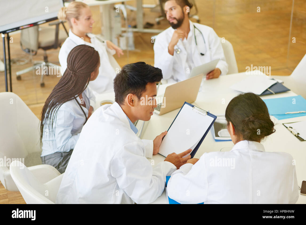 Young medicine students learning together in apprenticeship seminar ...