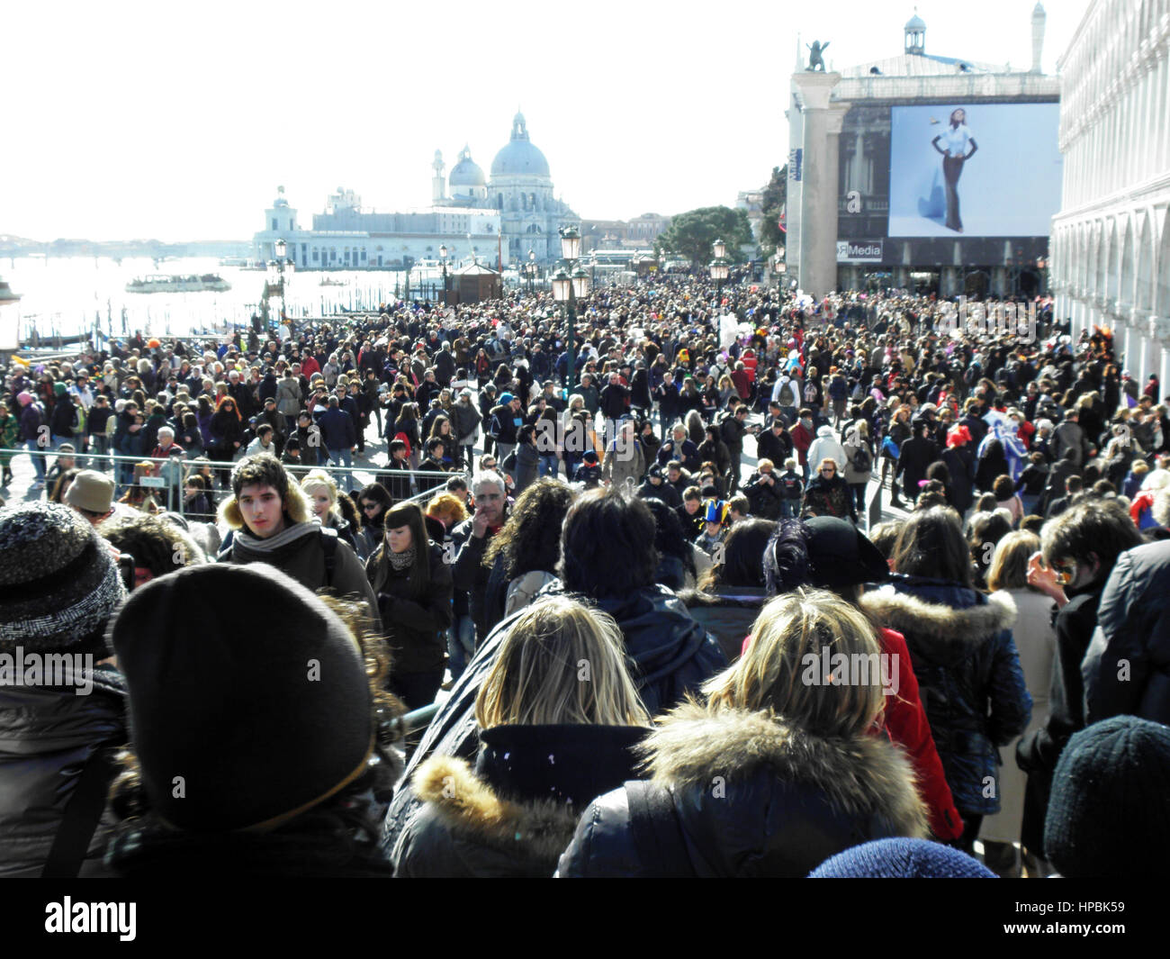 Crowd of europe hi-res stock photography and images - Alamy