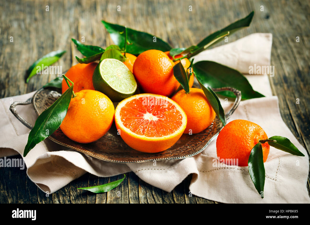 Fresh tangerines with leaves Stock Photo - Alamy