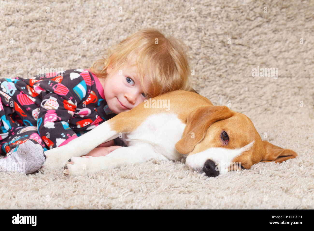 Child hugging dog hi-res stock photography and images - Alamy