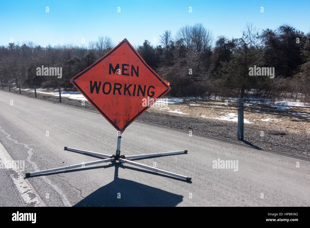 Men working highway sign hi-res stock photography and images - Alamy
