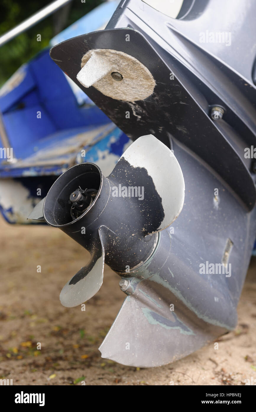 closeup 3 blade propeller of speed boat Stock Photo - Alamy