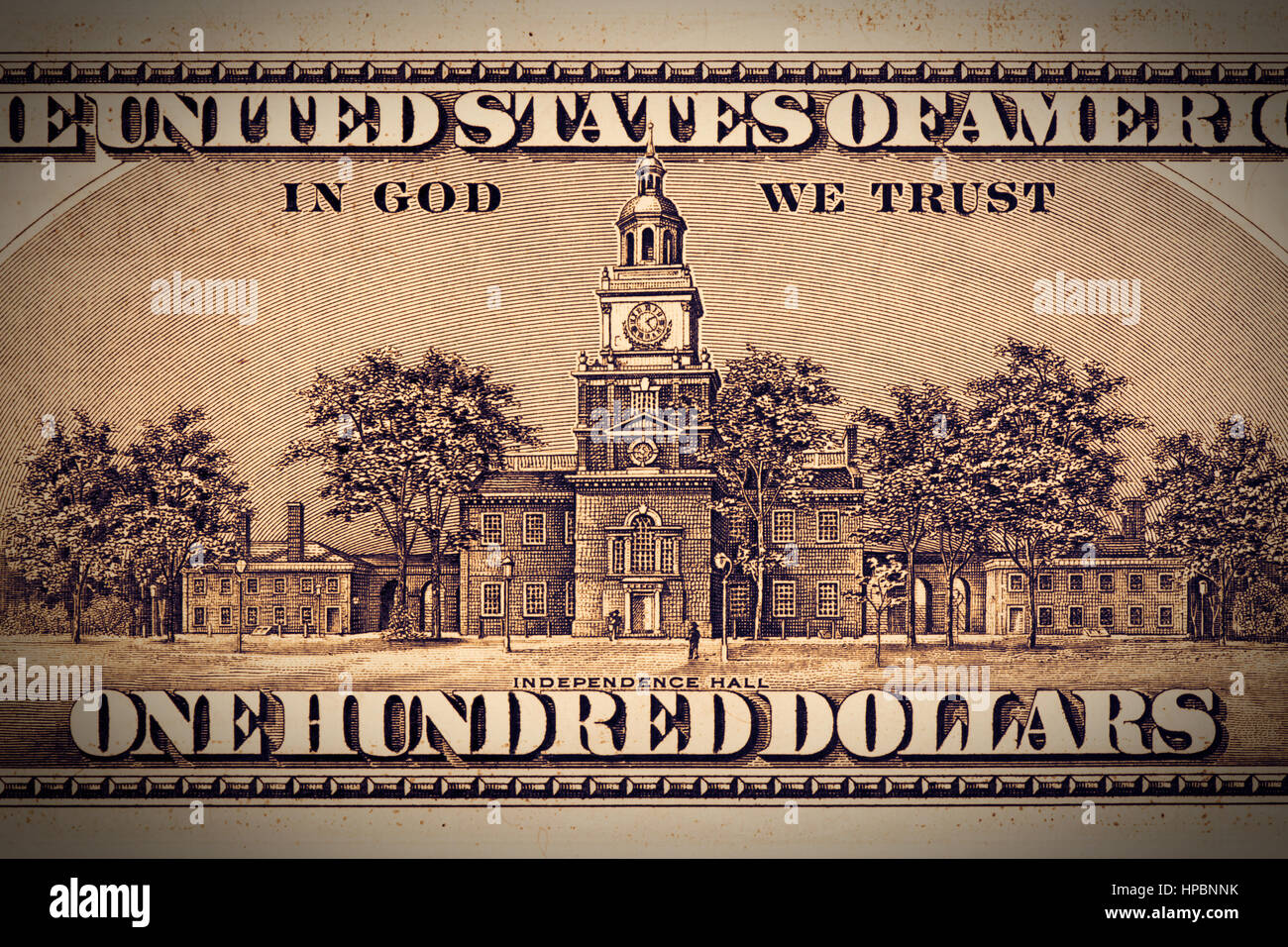 closeup back side of US $100 with Independence hall Stock Photo - Alamy