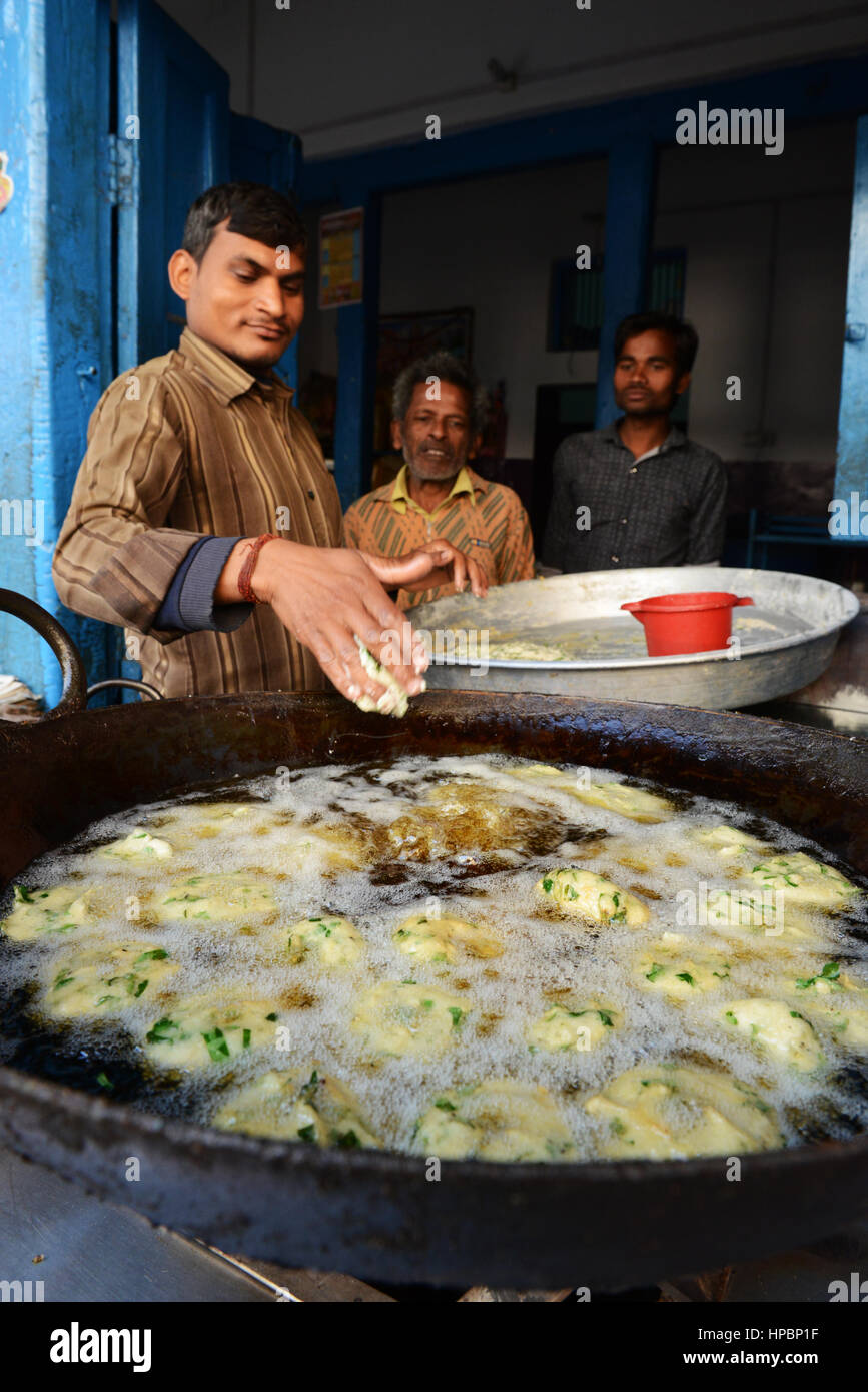 Vegetarian street food vendor in Lucknow, India Stock Photo - Alamy