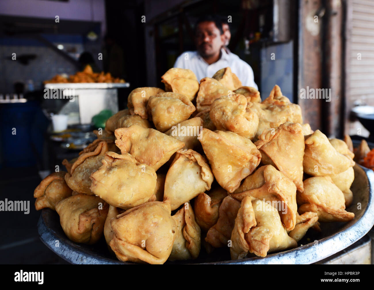 A Samosa vendor in Lucknow, India Stock Photo - Alamy