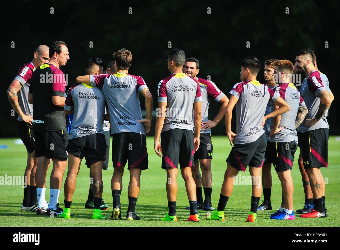 SÃO PAULO, SP - 20.02.2017: TREINO SPFC - Ceni talk to players during ...
