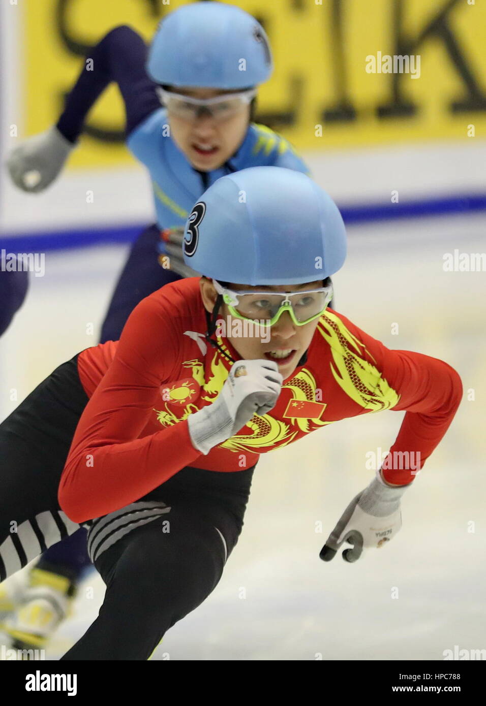 Sapporo, Japan. 21st Feb, 2017. China's Fan Kexin (front) competes ...