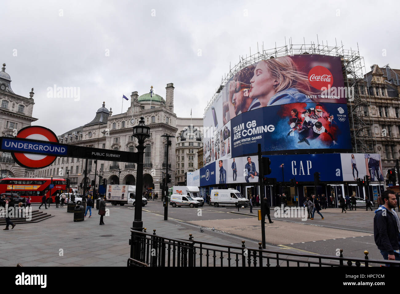 Construction scaffolding screens hi-res stock photography and images ...