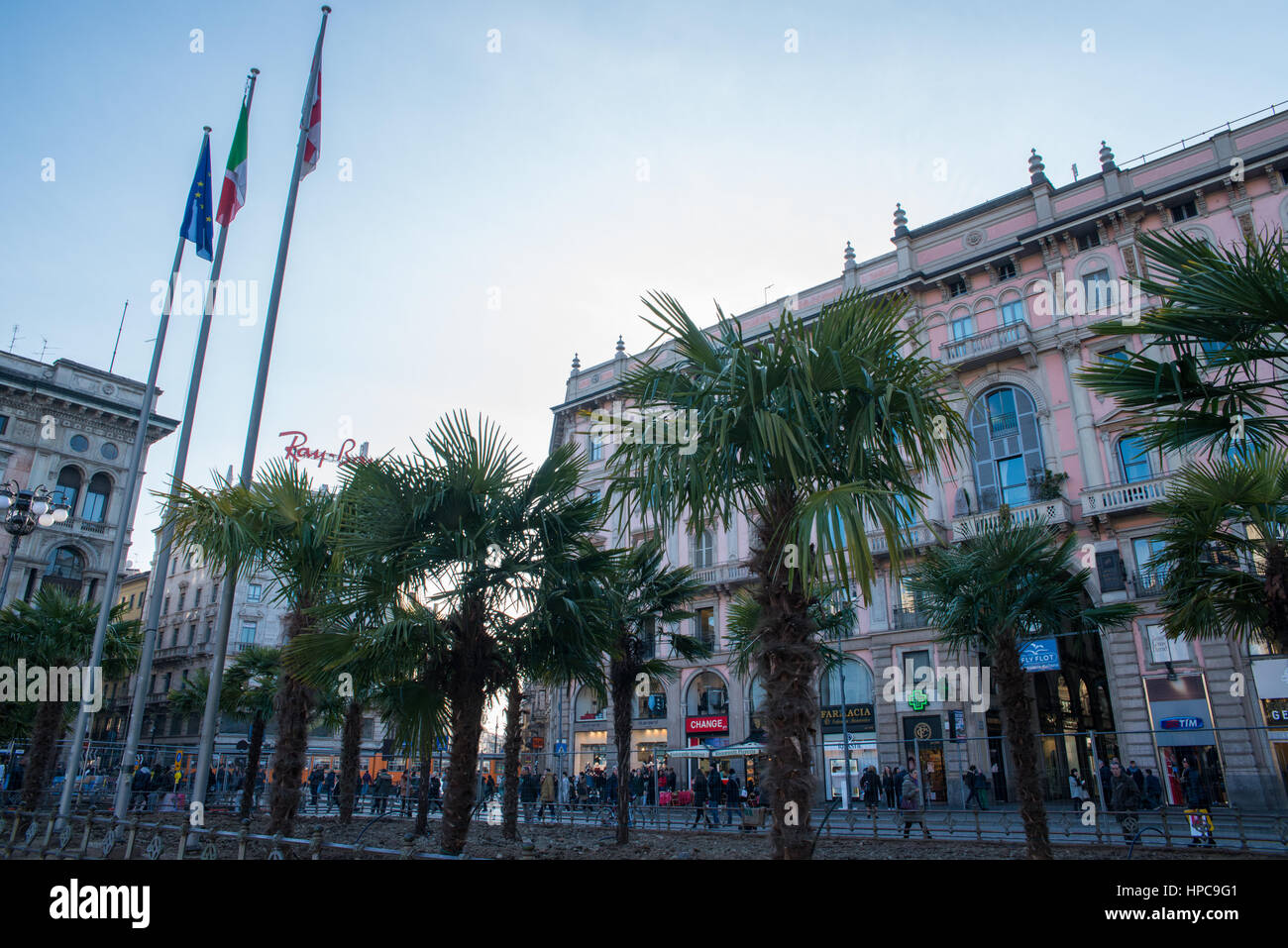 Starbucks Milano High Resolution Stock Photography and Images - Alamy
