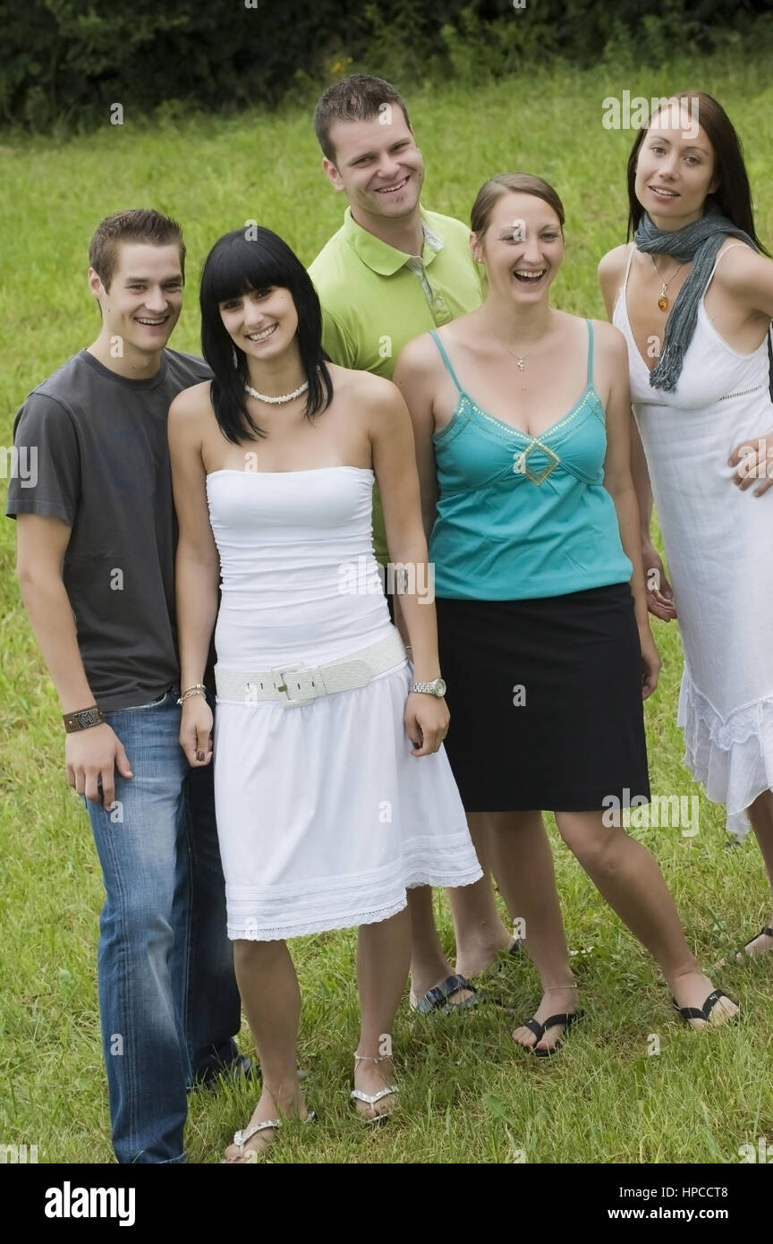 Model released , Junge Leute, 20+, in der Wiese - Young people in ...