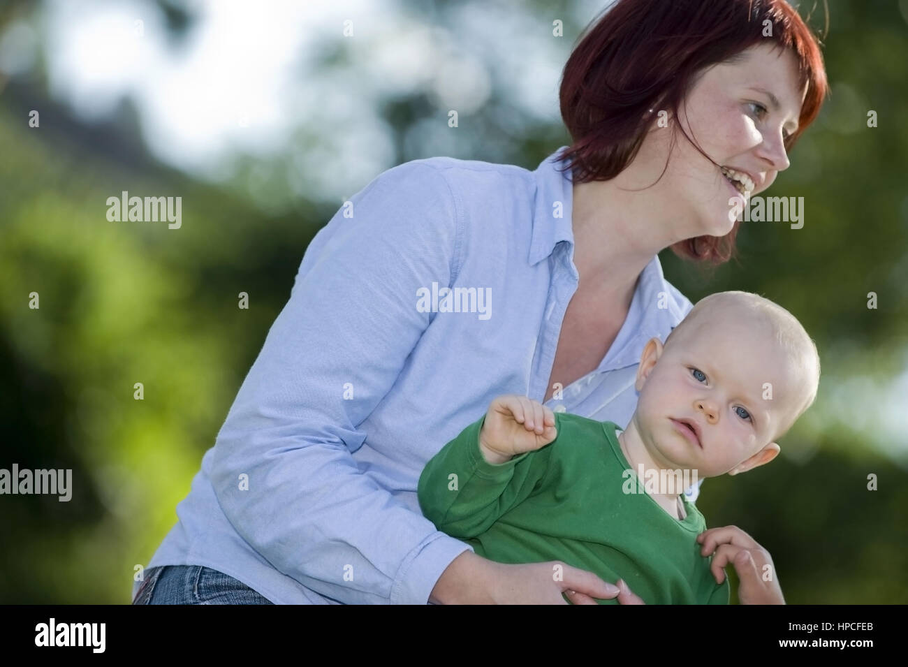 Mutter mit kleinkind hi-res stock photography and images - Alamy