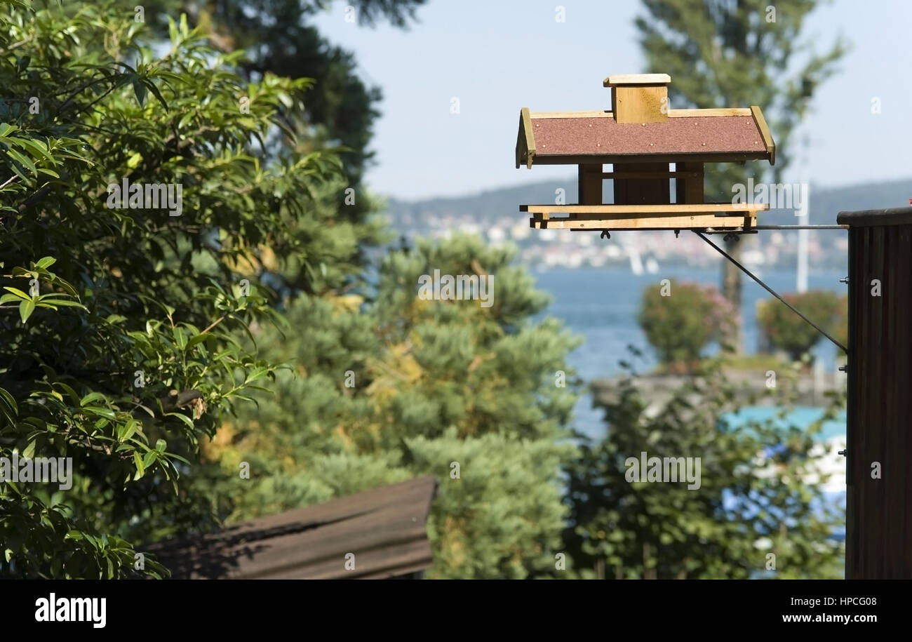 Vogelhaus - bird house Stock Photo - Alamy