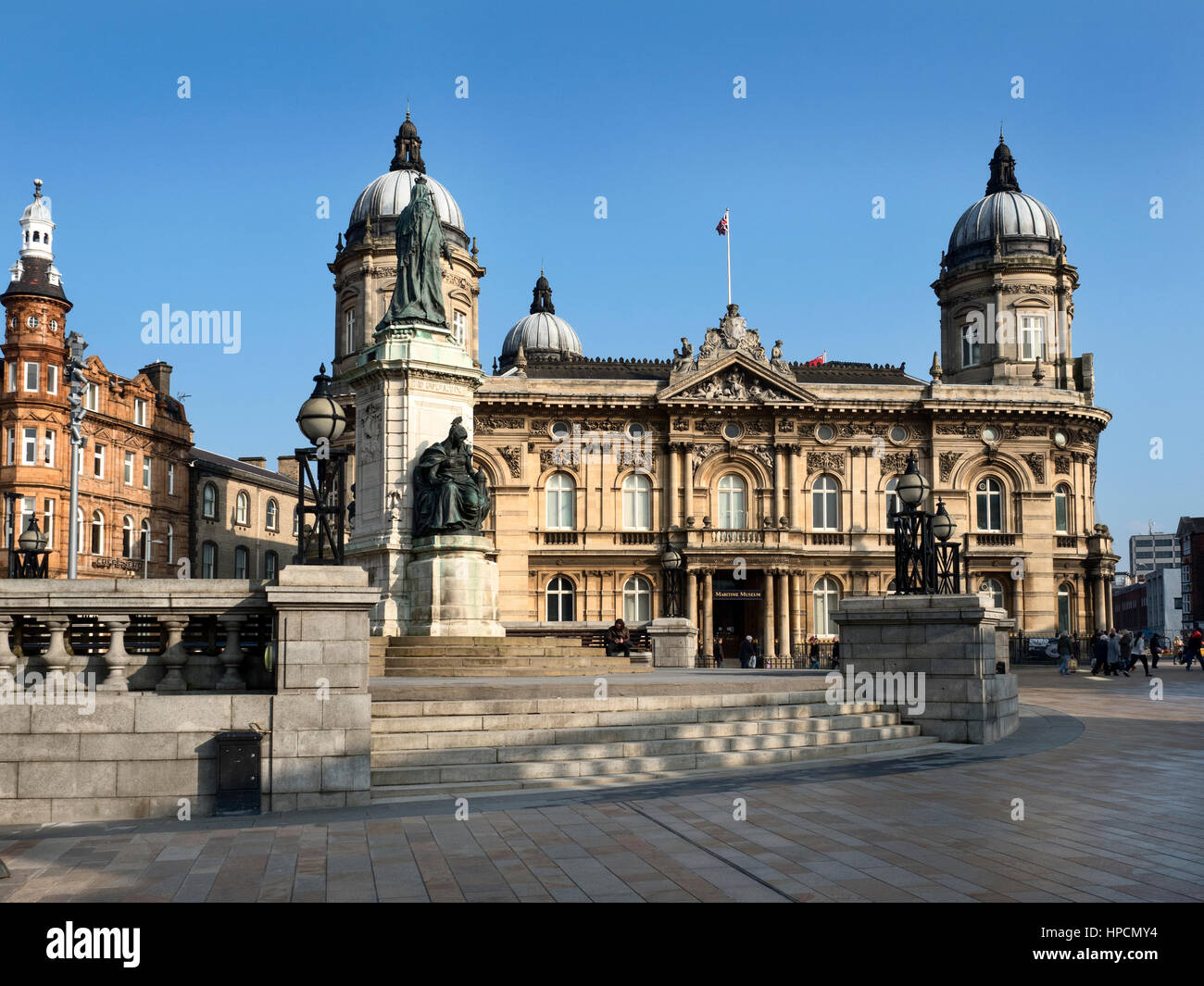 Victoria Statue and Maritime Museum in Queen Victoria Square Hull ...