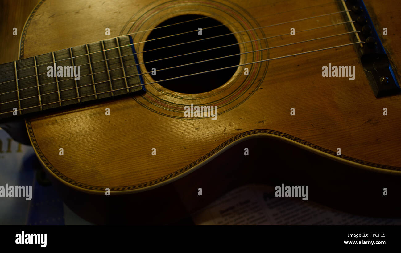 Parlor guitar hi-res stock photography and images - Alamy