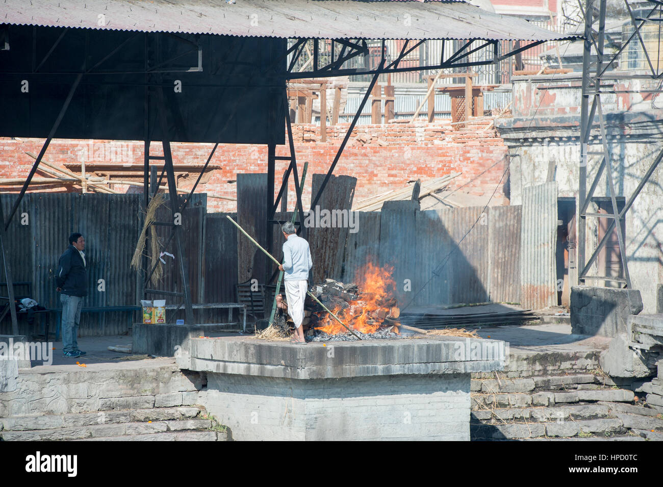 Cremation dead body burning ghats hi-res stock photography and images ...