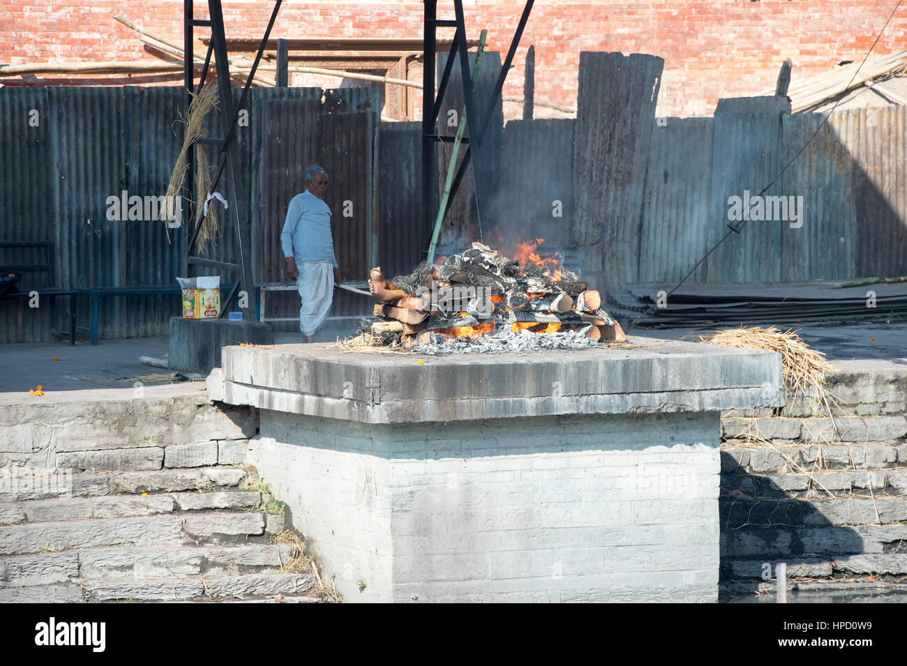 Cremation dead body burning ghats hi-res stock photography and images ...