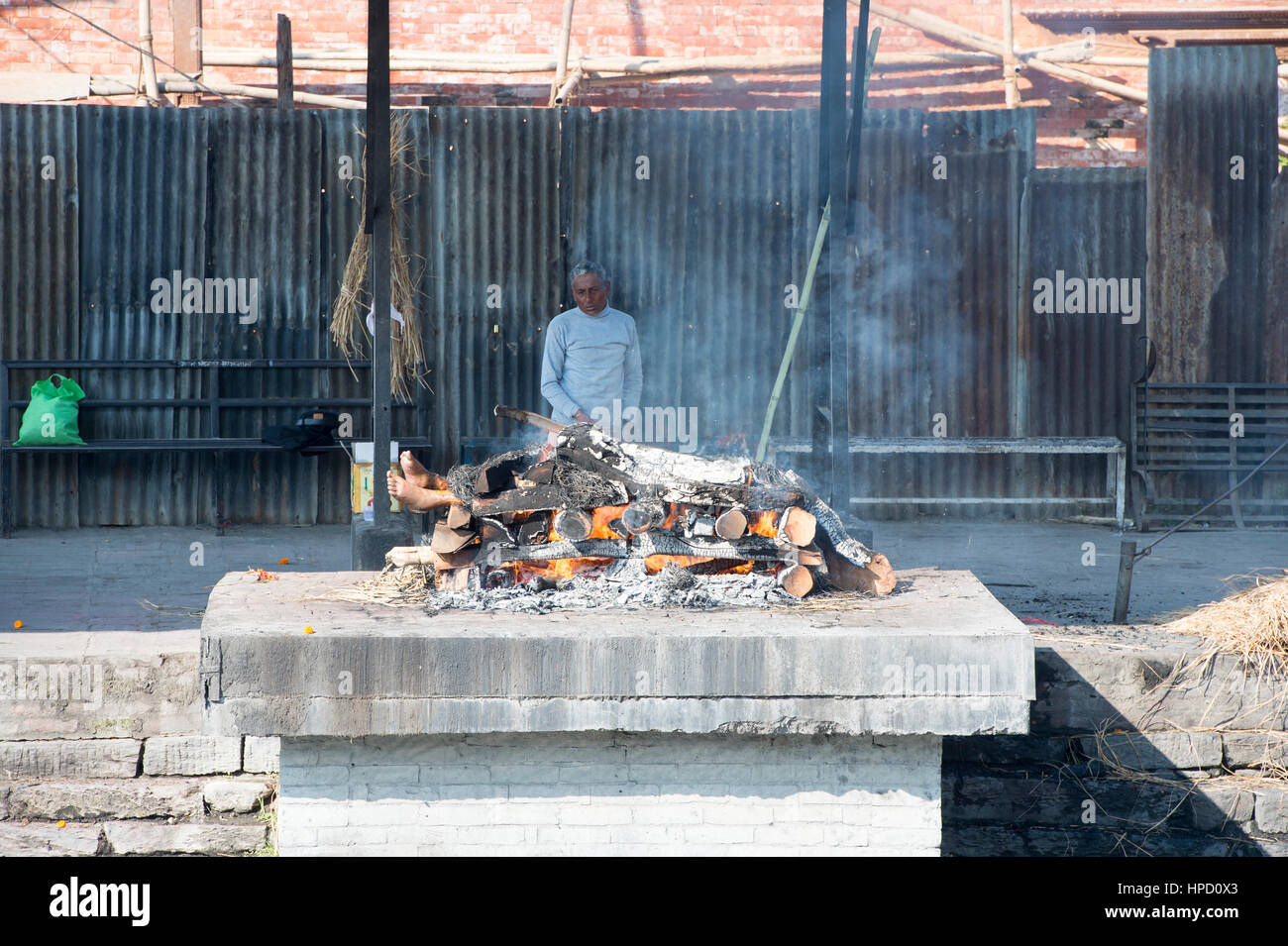 Hindu dead body crematorium hi-res stock photography and images - Alamy