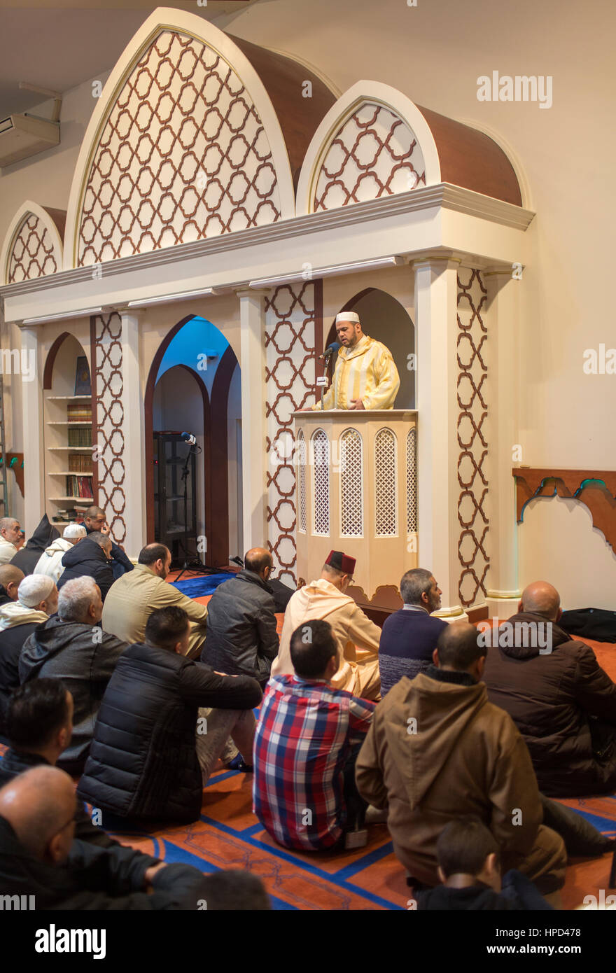 Moroccans praying hi-res stock photography and images - Alamy
