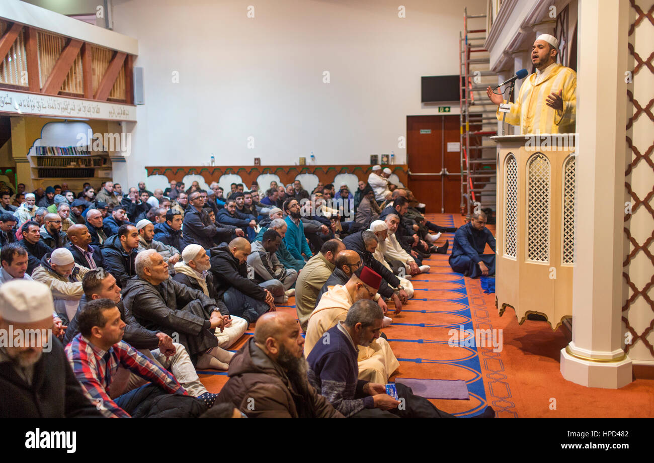 Moroccan men praying hi-res stock photography and images - Alamy