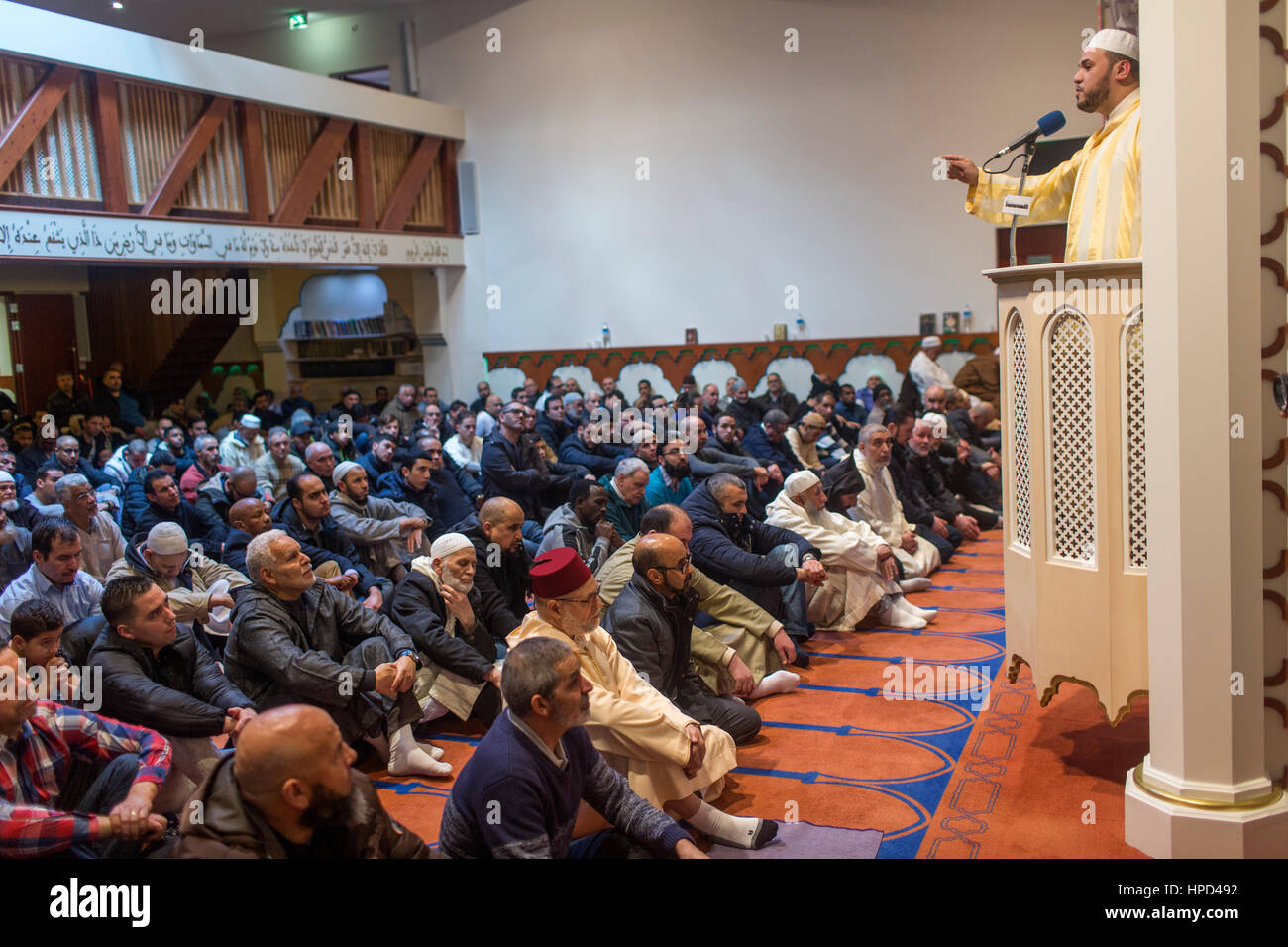 Moroccans praying hi-res stock photography and images - Alamy
