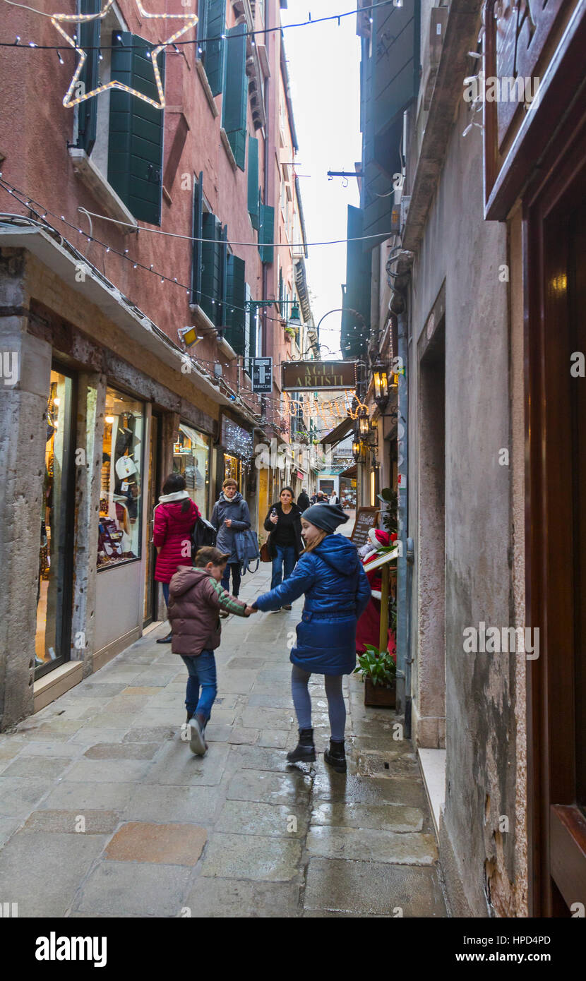 Visitors and tourists walking in Venice, Italy Stock Photo - Alamy
