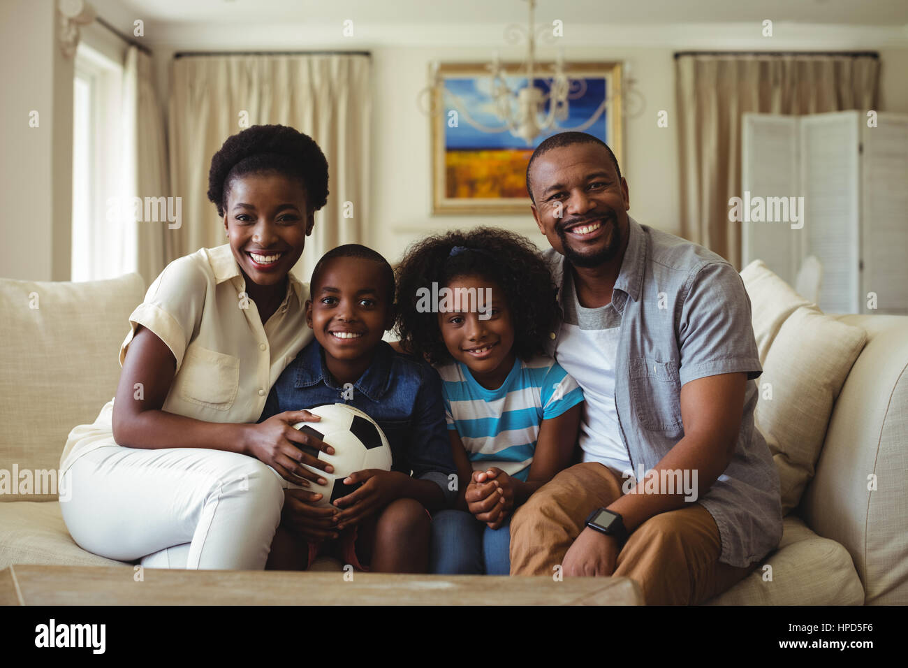 Kids watching tv hi-res stock photography and images - Alamy
